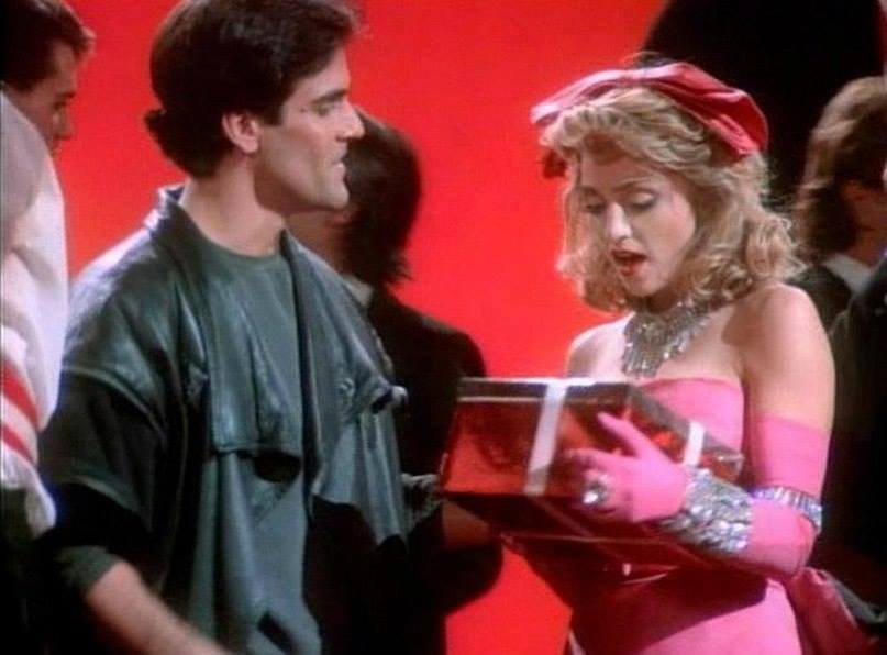 VIDEOCLIP: «MATERIAL GIRL» – DIVINA MADONNA