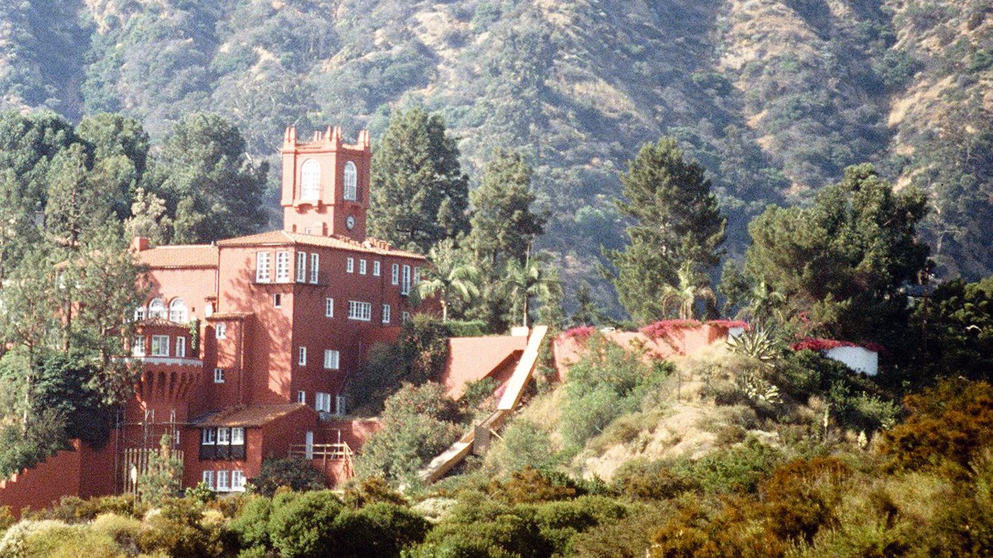 «CASTILLO DEL LAGO» – DIVINA MADONNA