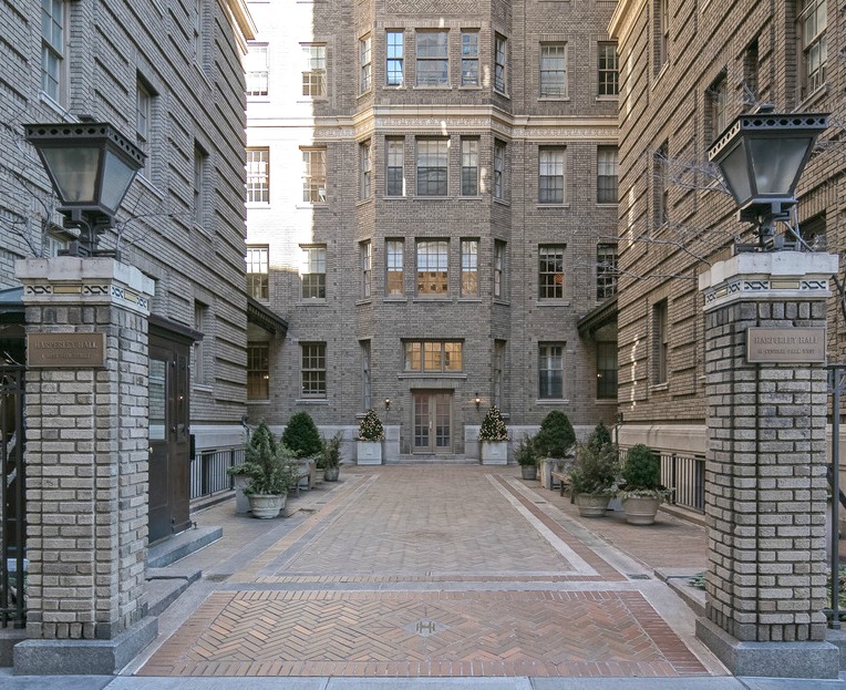 «HARPERLEY HALL» – DIVINA MADONNA