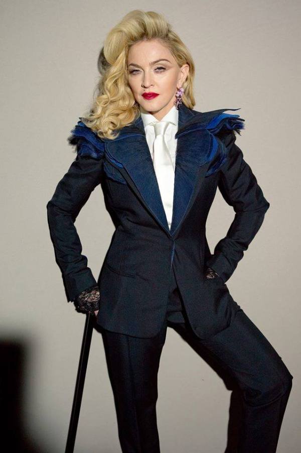 PORTFOLIOS: TOM MUNRO – DIVINA MADONNA